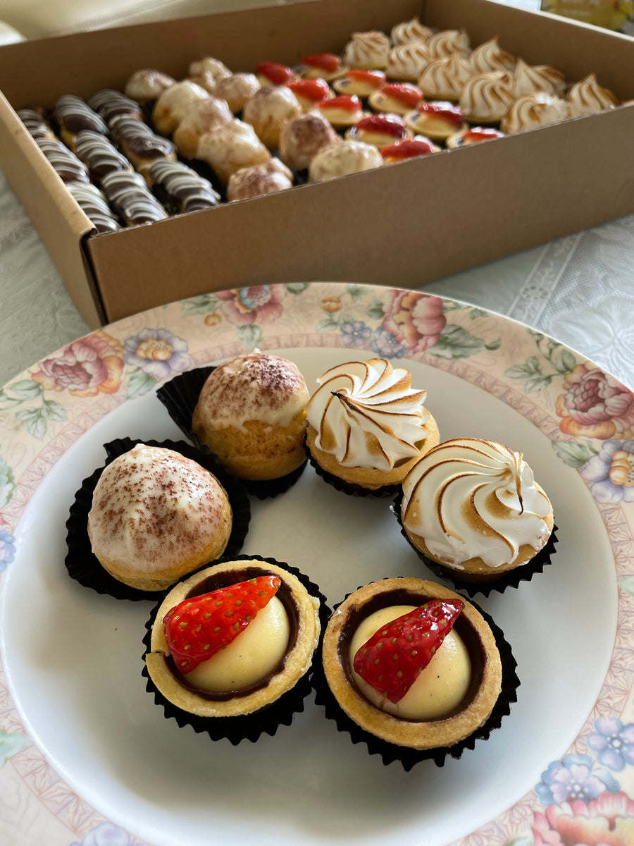 (SW02) 48PC OF ASSORTED MINI PASTRIES (Set A) – The ROYALS Cafe